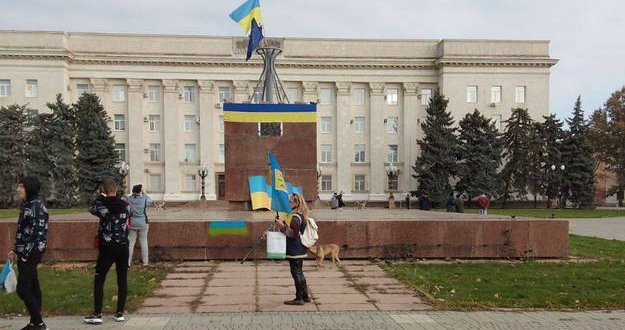 Фото дня Херсонці на вулицях з прапорами чекають на ЗСУ — Тексти Org Ua